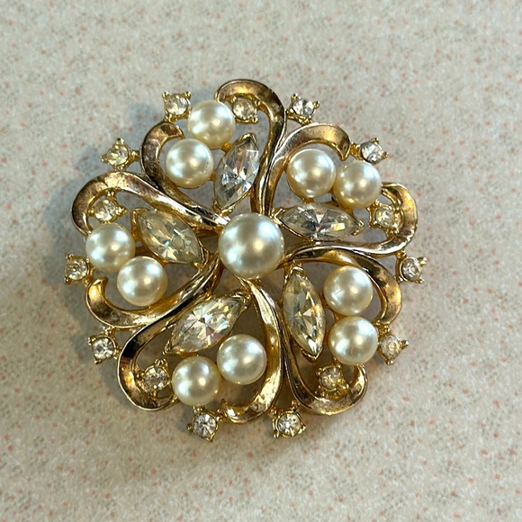 Trifari | Jewelry | Vintage Crown Trifari Gold Tone Faux Pearl And ...